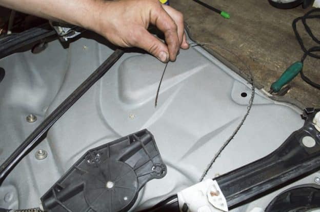 Top 6 signs of a faulty or failing window regulator - BreakerLink Blog